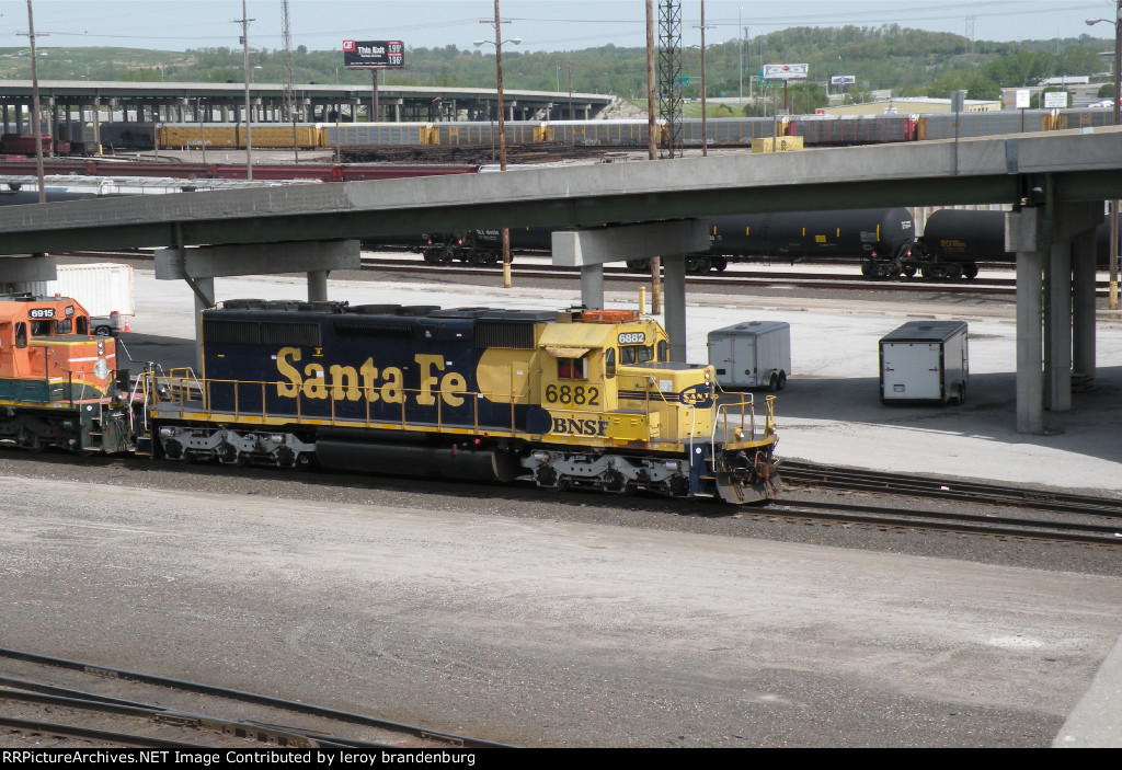 BNSF 6882 at argentine yard
